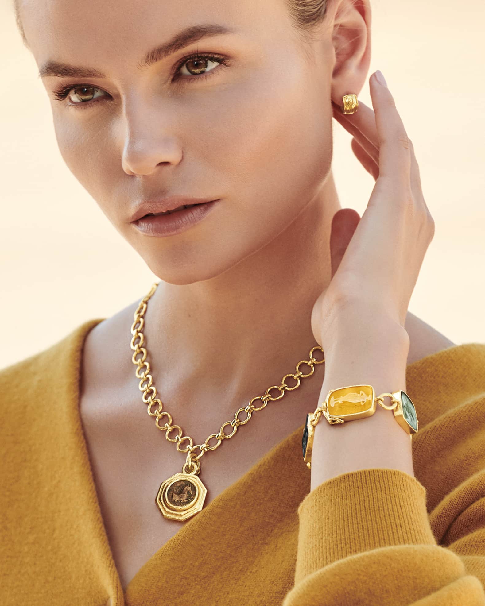 Elizabeth Locke New Muse 19k Gold Glass Intaglio Bracelet | Neiman Marcus